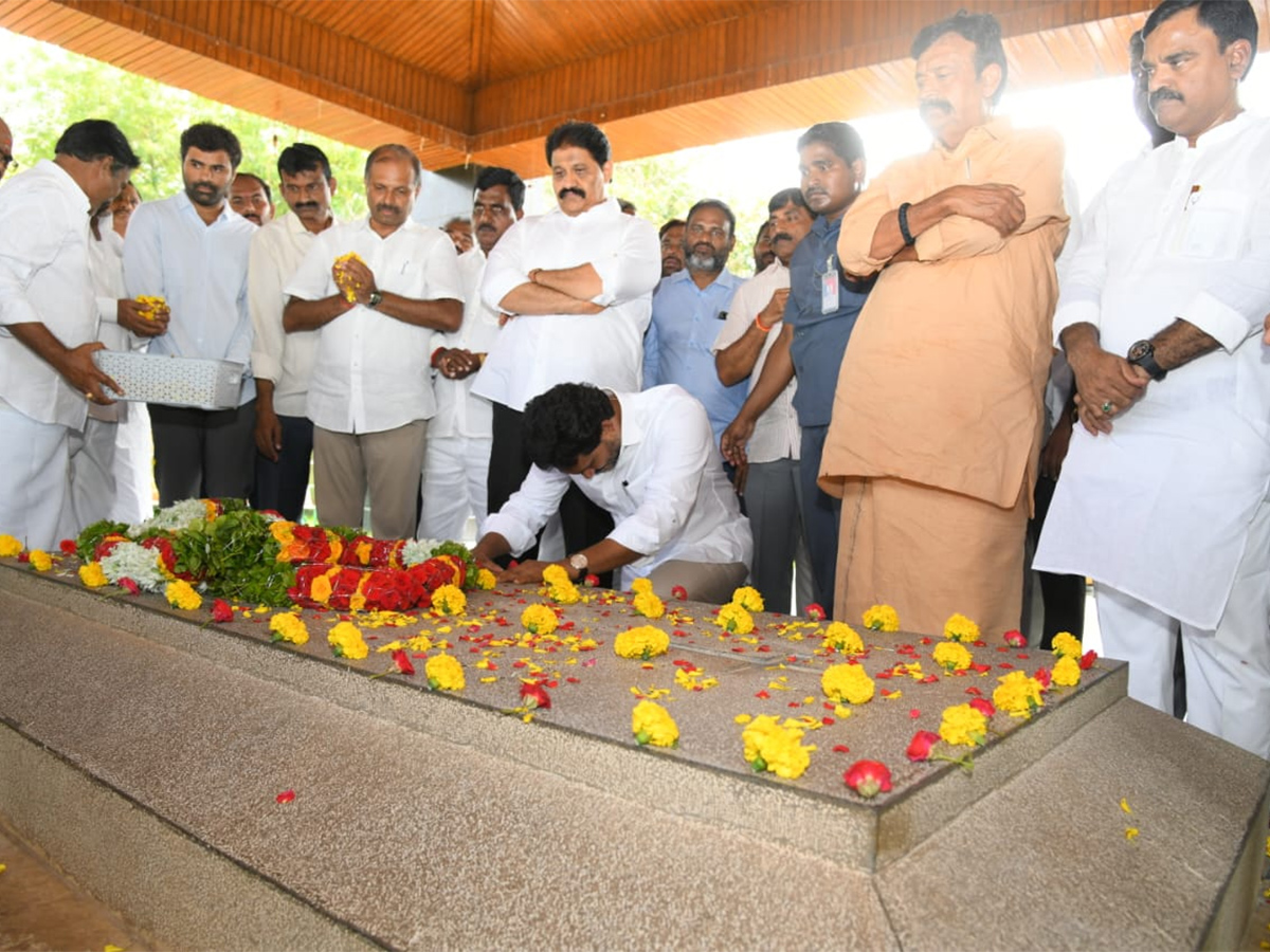 ఇడుపులపాయలో వైఎస్‌ జగన్‌ (ఫొటోలు) | YS Jagan Pays Tribute To Dr YS Rajasekhara Reddy At YSR Ghat ...